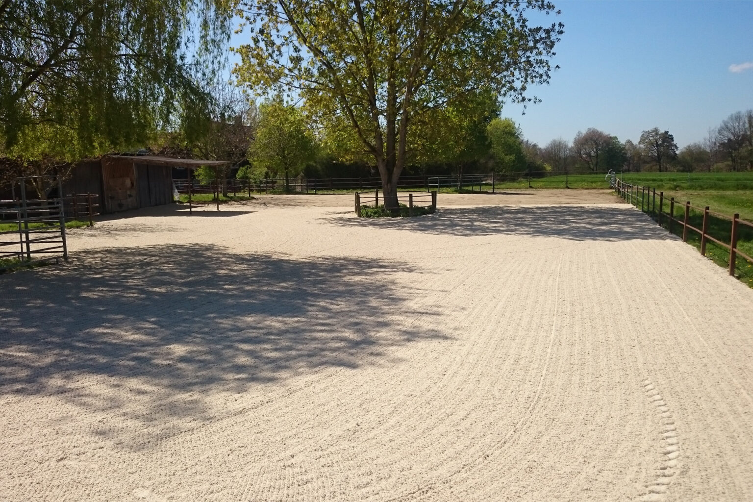 Luxus Reitplatz Abziehen Per Hand Bild
